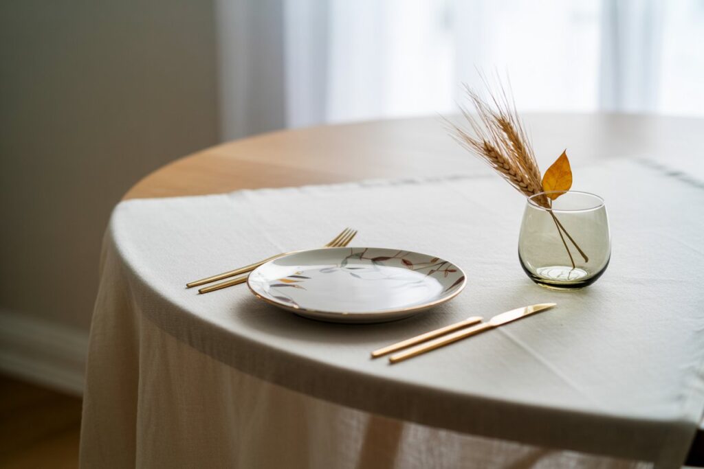 Modern Minimalist Thanksgiving Table Setting: 12 Ideas That Prove Less ...